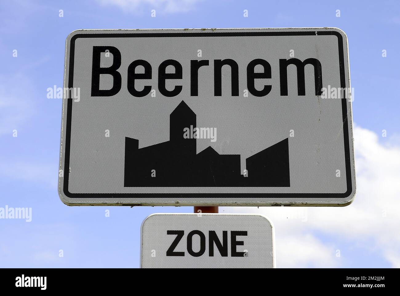 Illustration shows the name of the Beernem municipality on a road sign ...