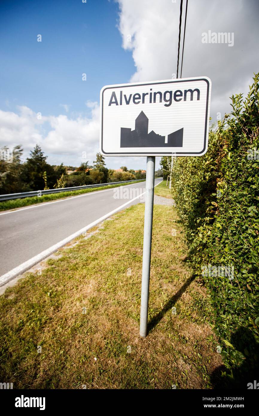 Illustration shows the name of the Alveringem municipality on a road ...