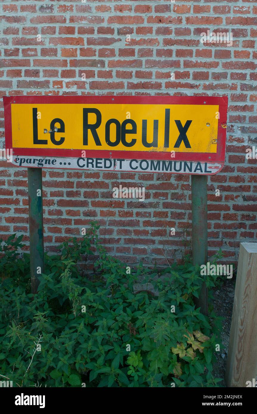 Illustration shows the name of the Le Roeulx municipality on a road ...