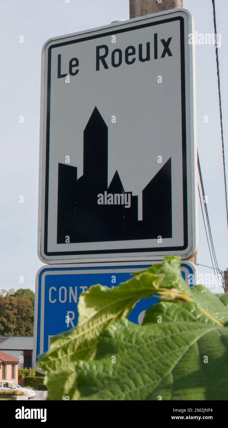 Illustration shows the name of the Le Roeulx municipality on a road ...