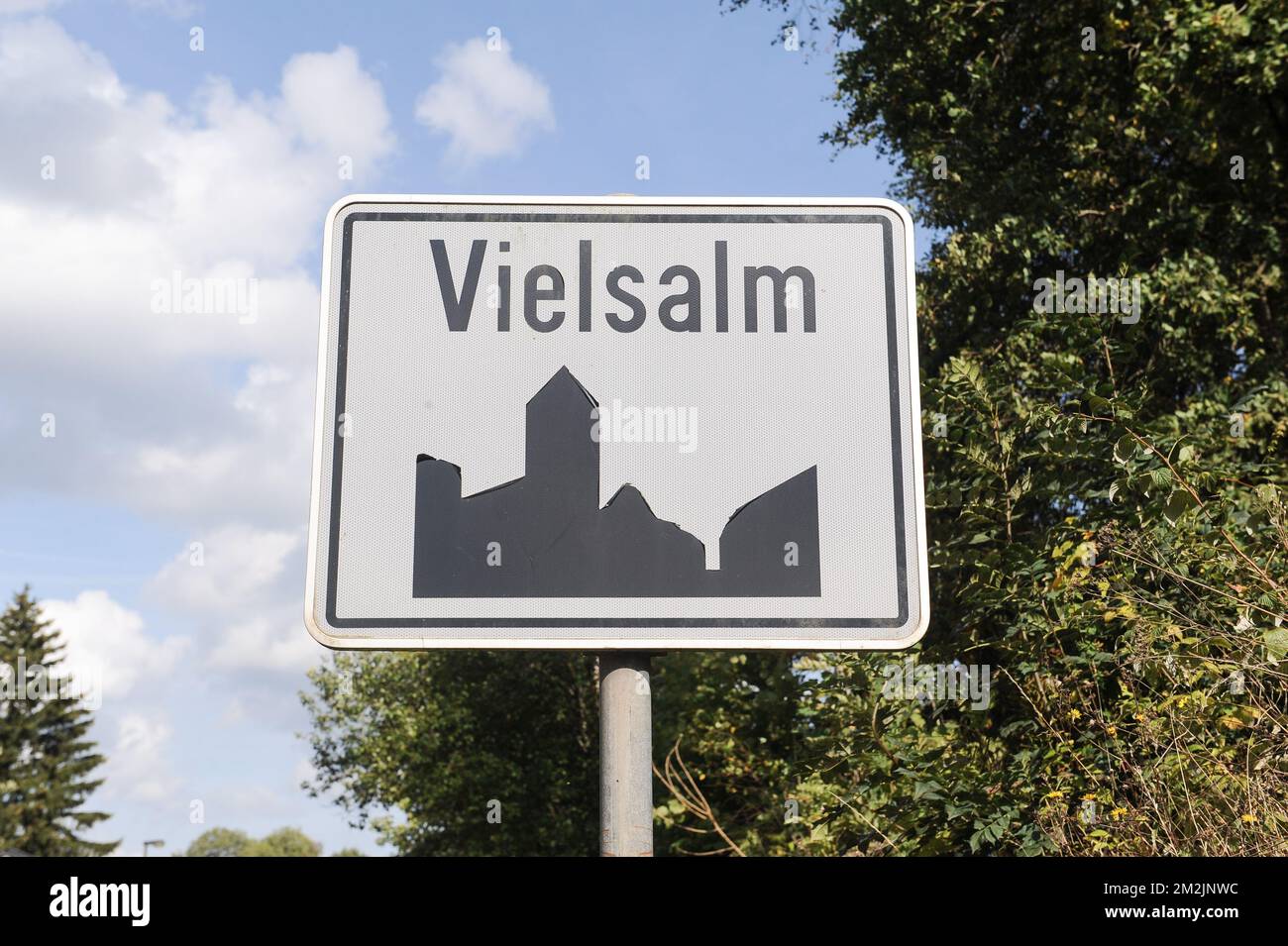 Illustration shows the name of the Vielsalm municipality on a road sign ...