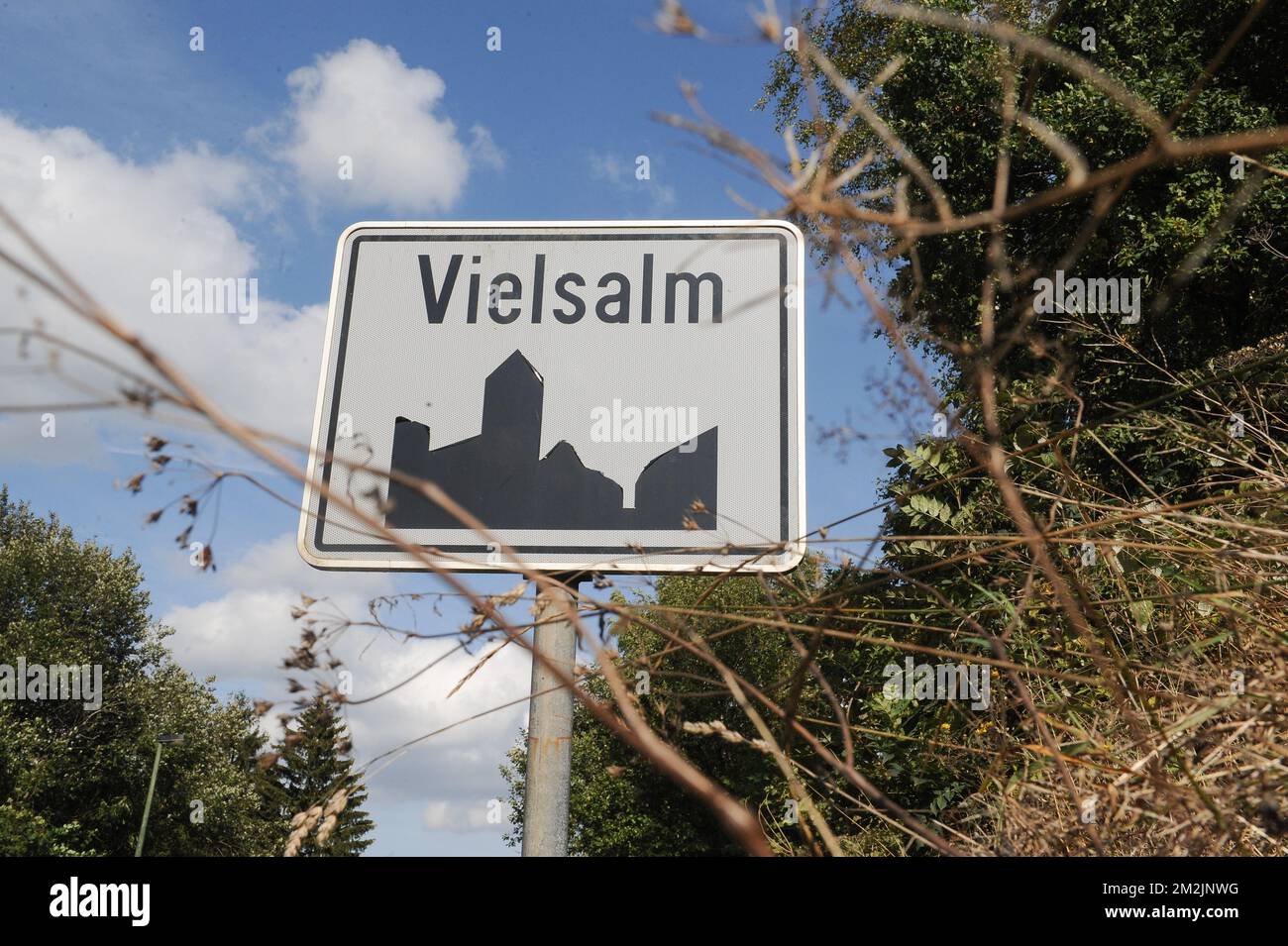 Illustration shows the name of the Vielsalm municipality on a road sign ...