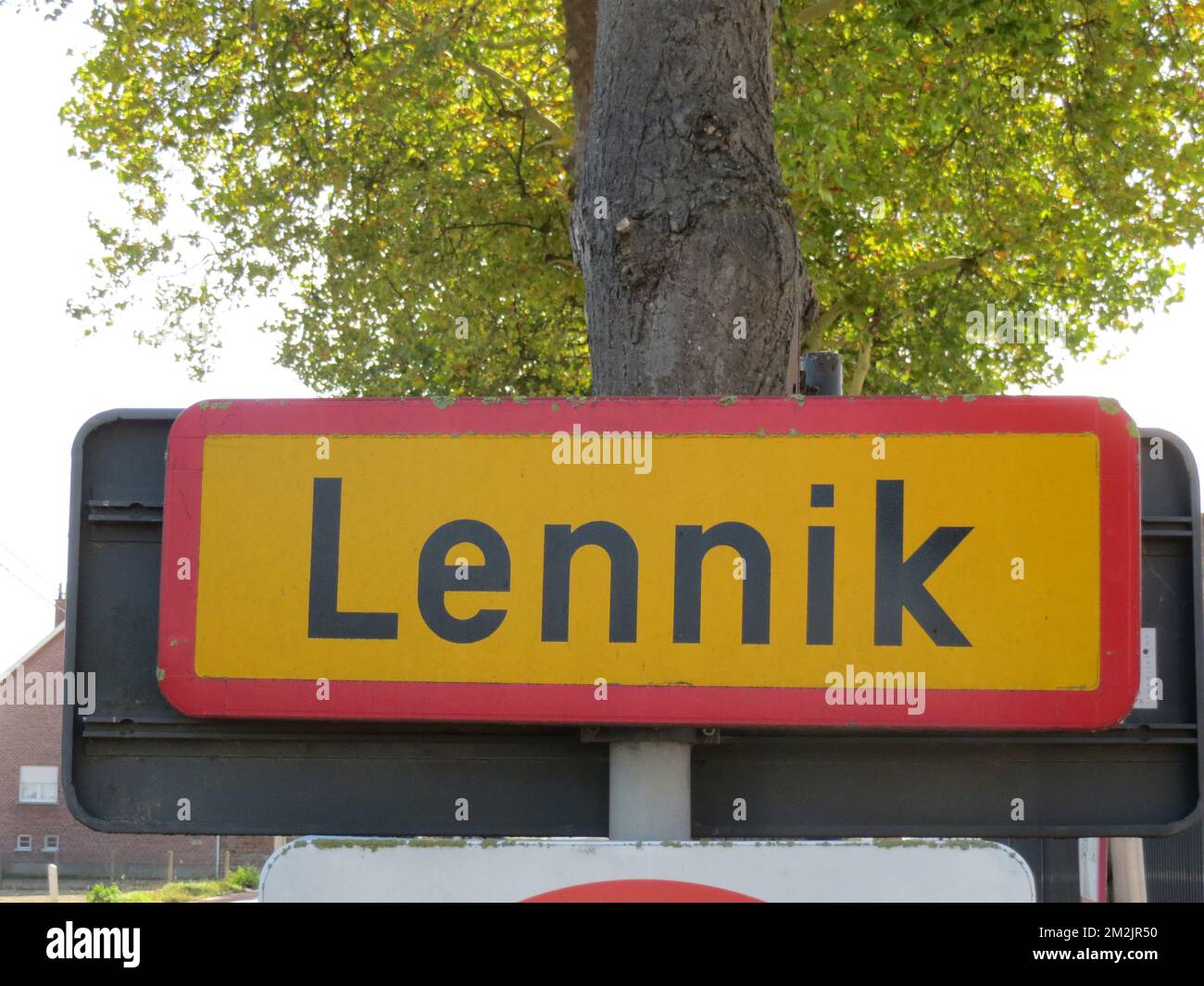 Illustration shows the name of the Lennik municipality on a road sign ...