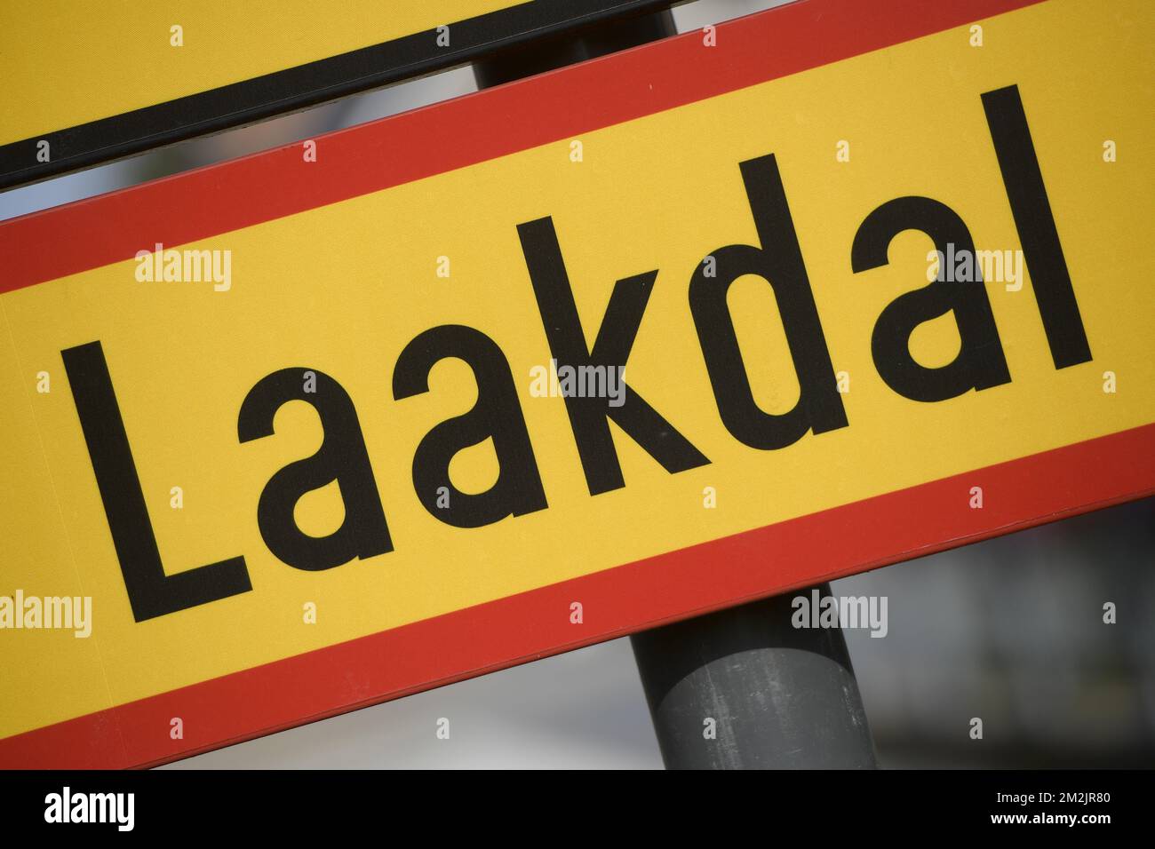 Illustration shows the name of the Laakdal municipality on a road sign ...