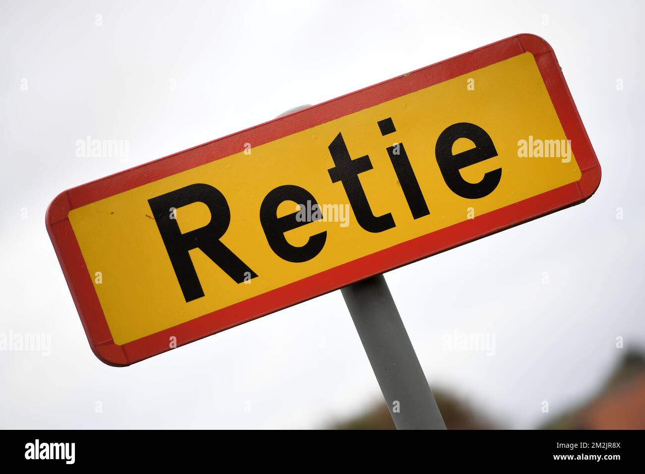Illustration shows the name of the Retie municipality on a road sign ...