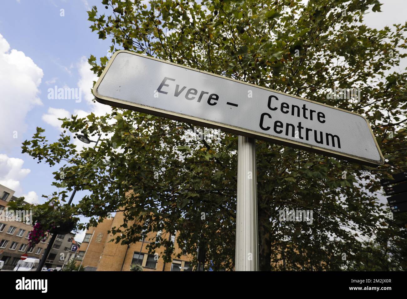 Illustration shows the name of the Evere municipality on a road sign ...