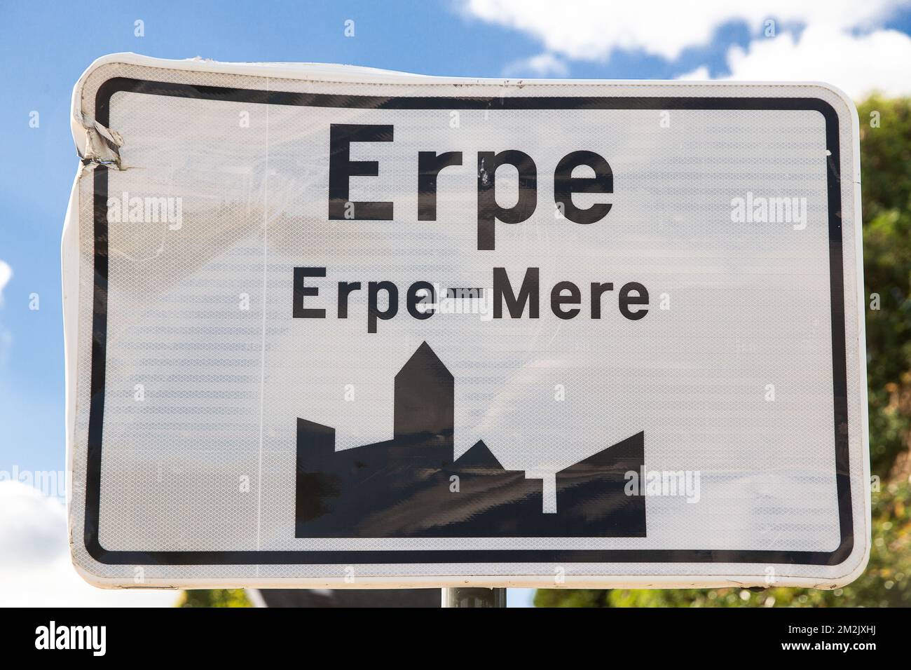 Illustration shows the name of the Erpe-Mere municipality on a road ...