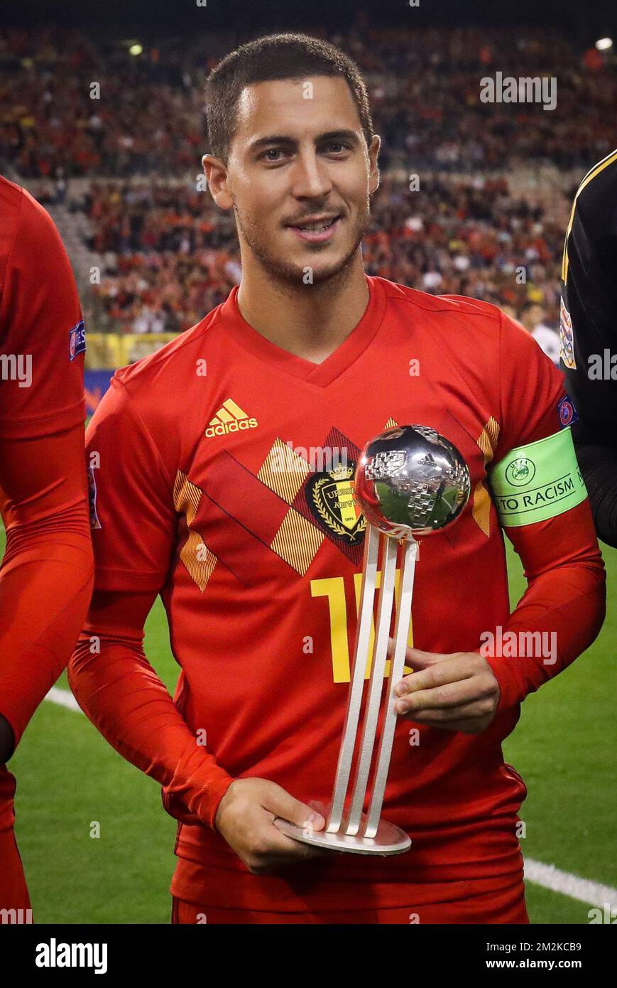 Eden hazard trophy hi-res stock photography and images - Alamy