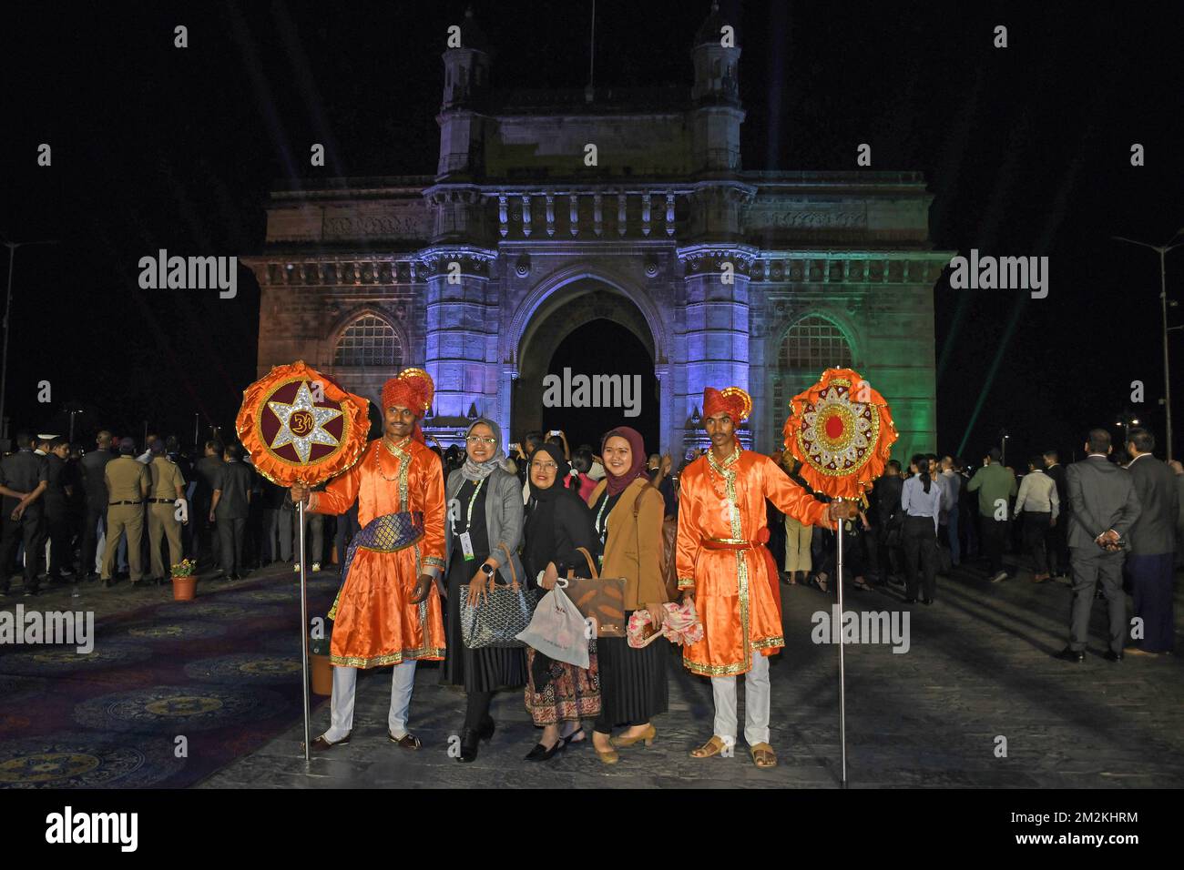 Mumbai, India. 13th Dec, 2022. Foreign delegates pose for a photo with ...