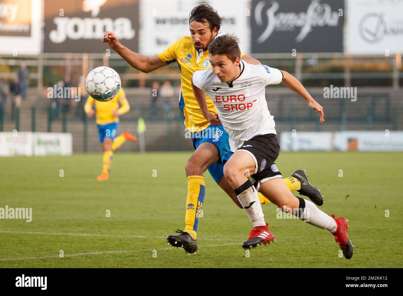 Union's Thibault Peyre and Roeselare's Emile Samyn fight for the ball ...