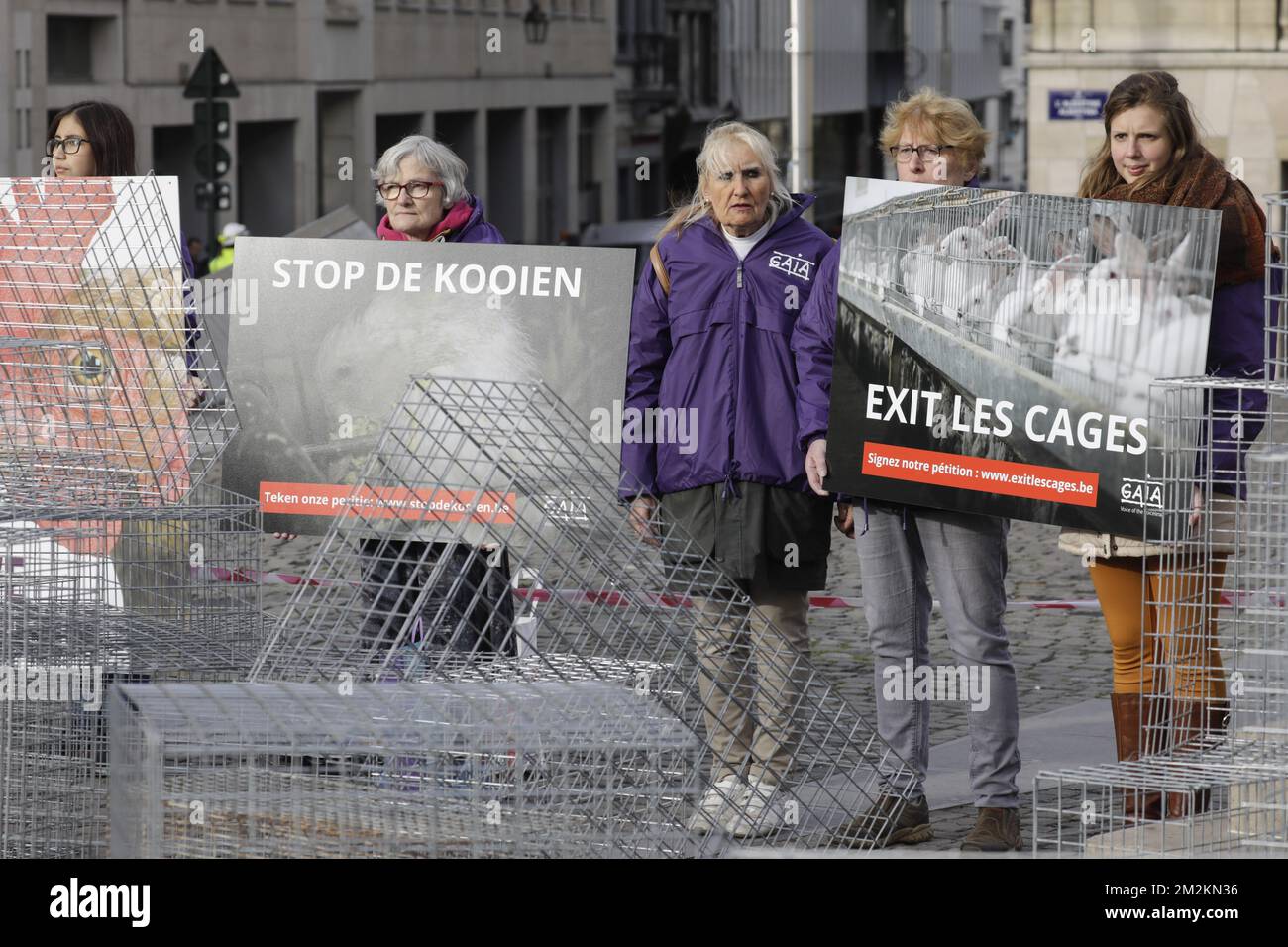End farm cages hi-res stock photography and images - Alamy
