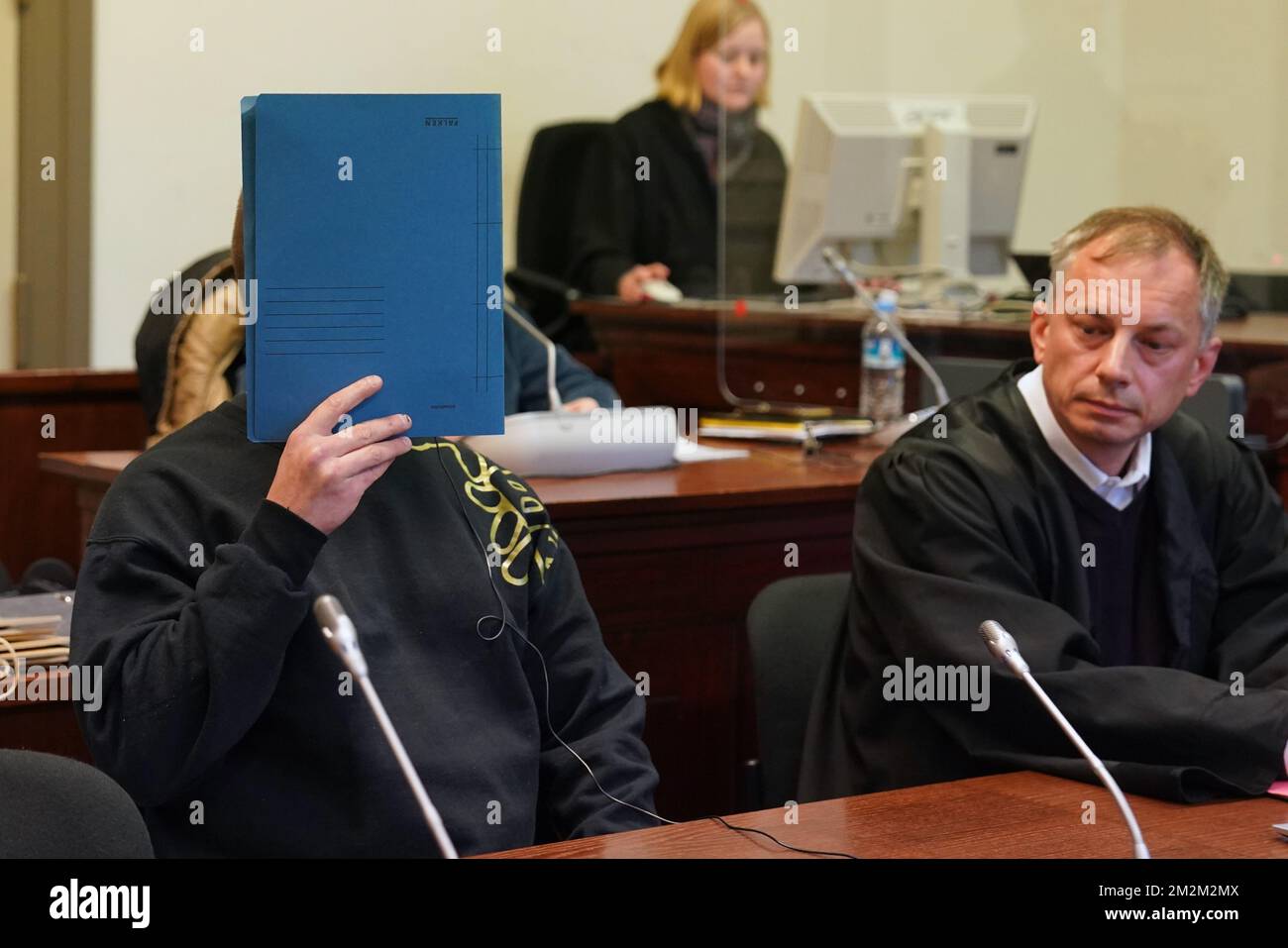 Hamburg, Germany. 14th Dec, 2022. The 35-year-old defendant (l) sits ...