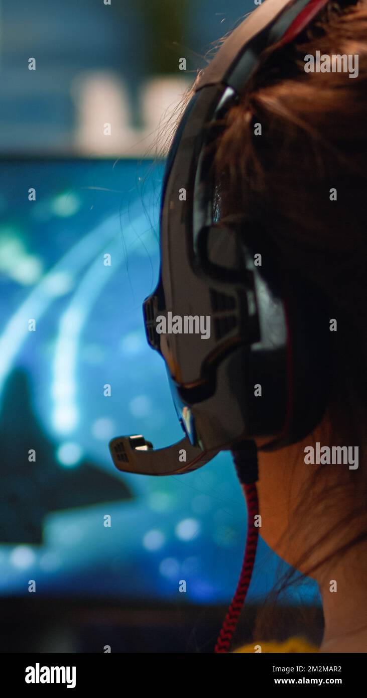 Over shoulder pro gamer woman hi-res stock photography and images - Alamy