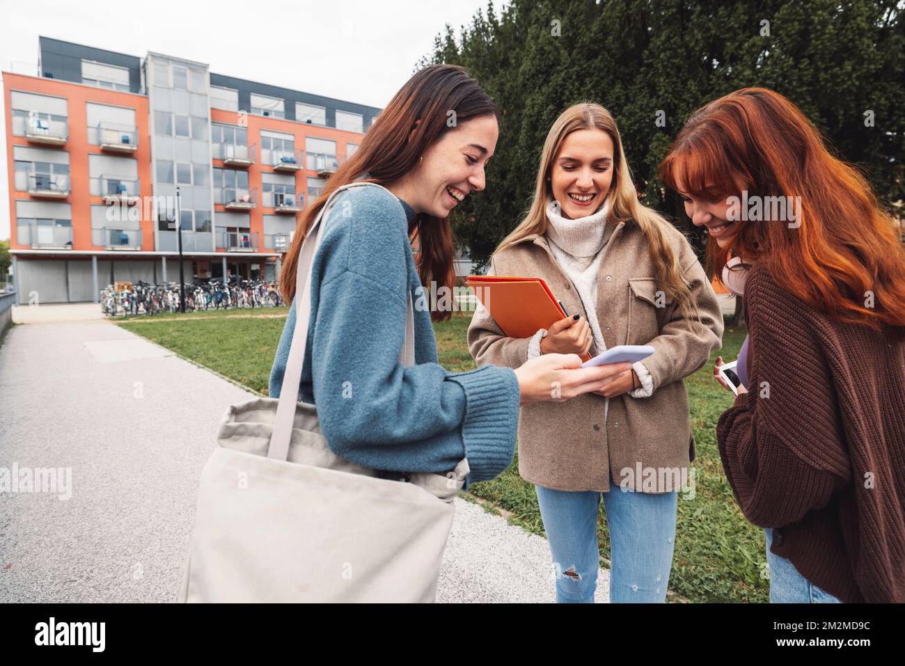 College girl on campus hi-res stock photography and images - Alamy