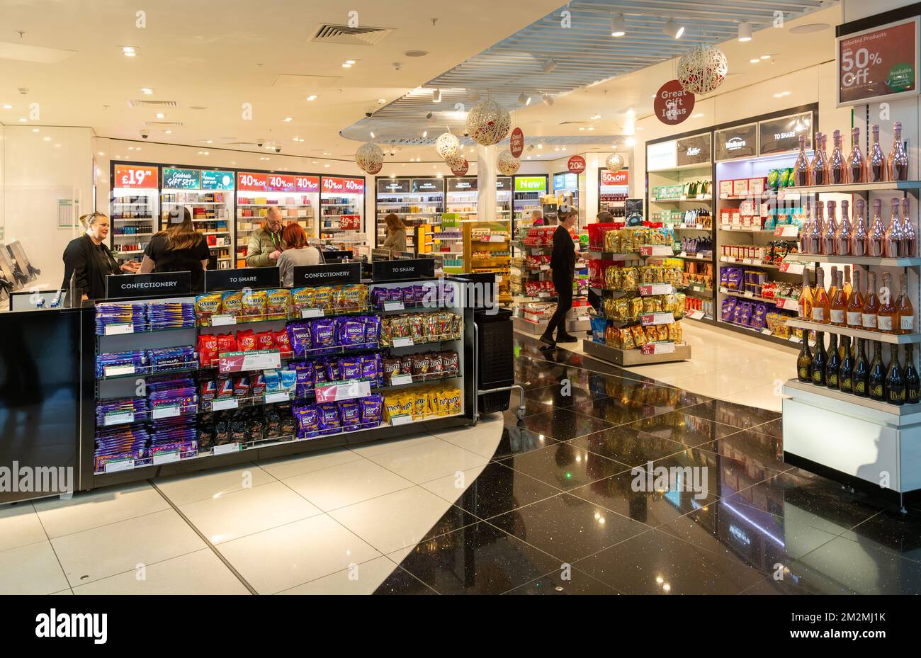 Airport chocolate shop hi-res stock photography and images - Alamy