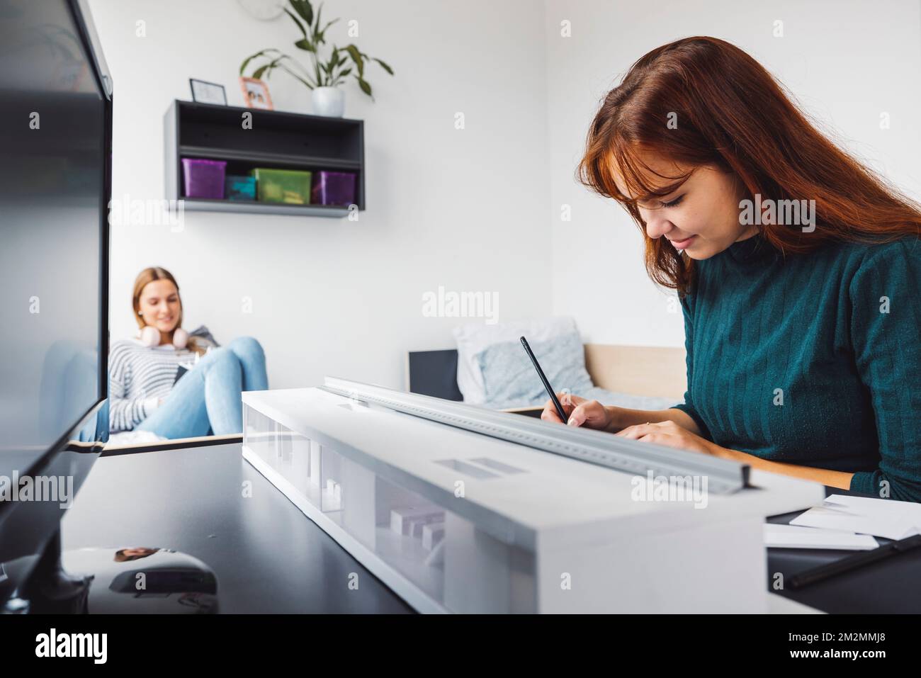Female roommates hi-res stock photography and images - Alamy