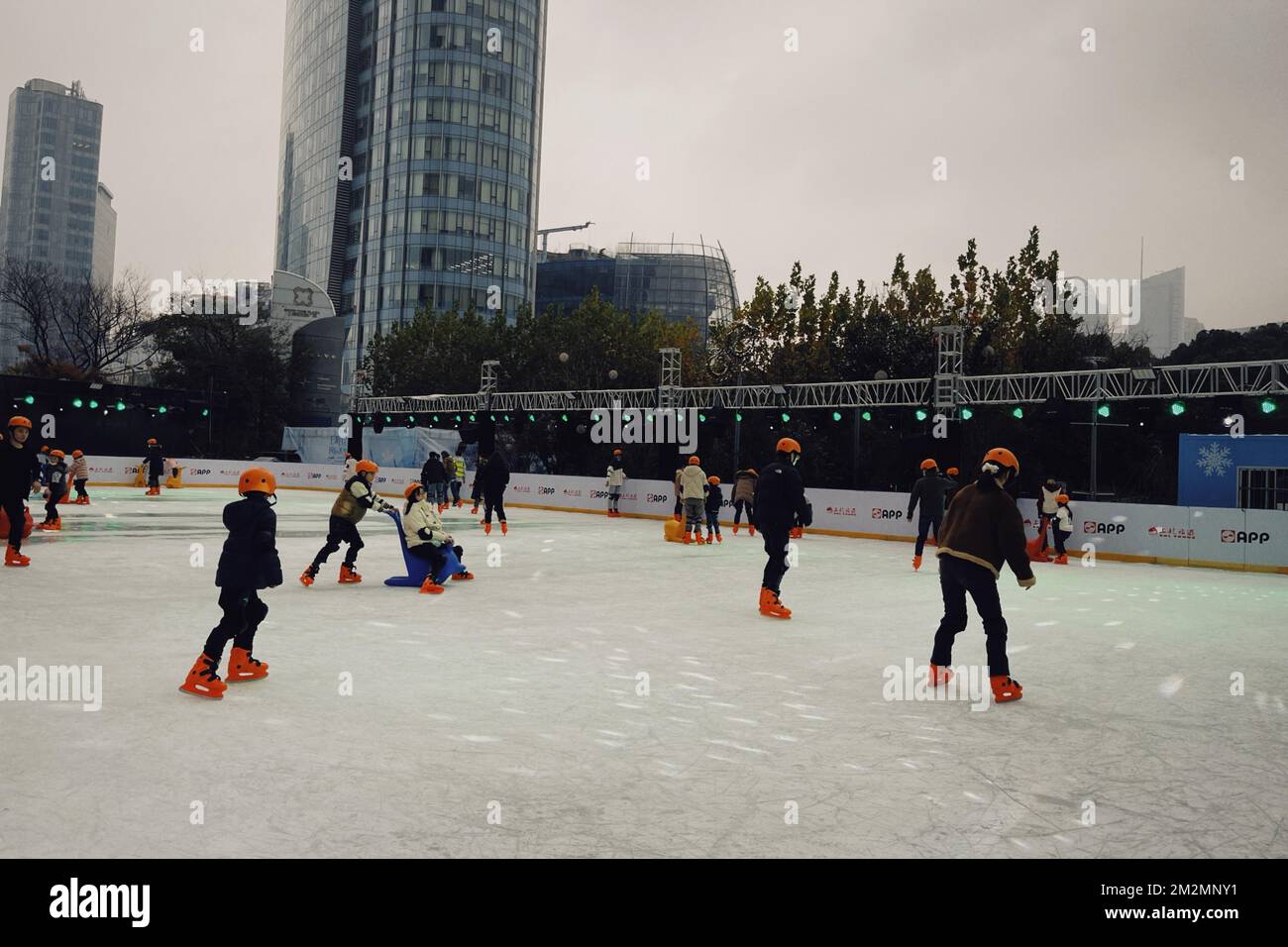Many citizens experienced skating at the 4th Shanghai International ...