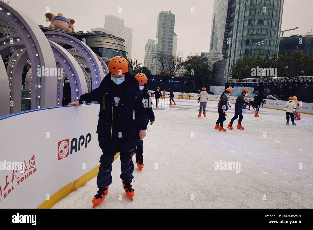 Many citizens experienced skating at the 4th Shanghai International ...