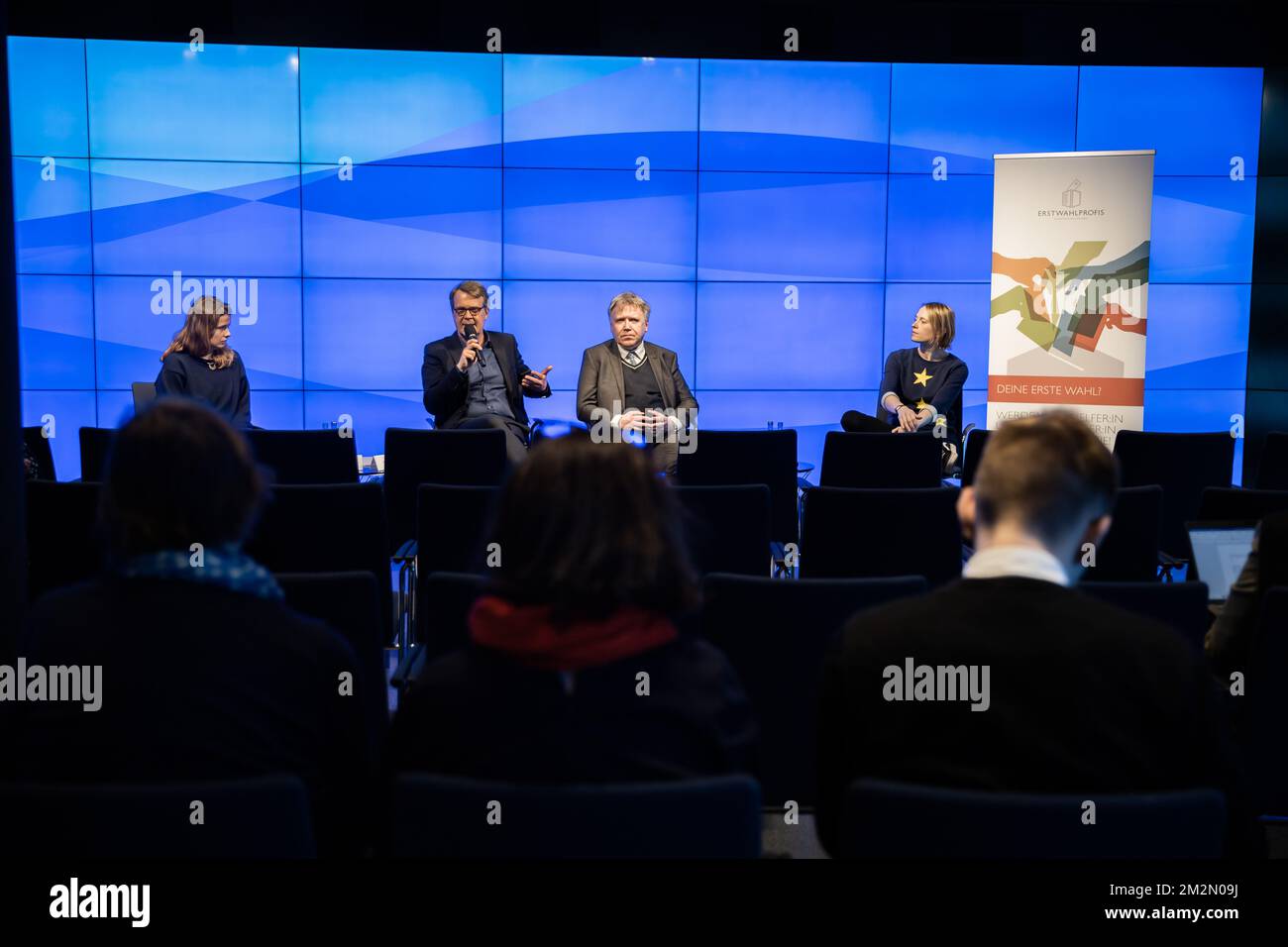 14 December 2022, Berlin: Luisa Neubauer (l-r), climate activist ...