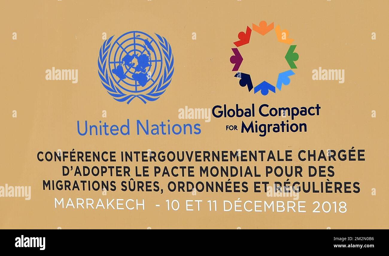 Agreement in dimensions hi-res stock photography and images - Alamy