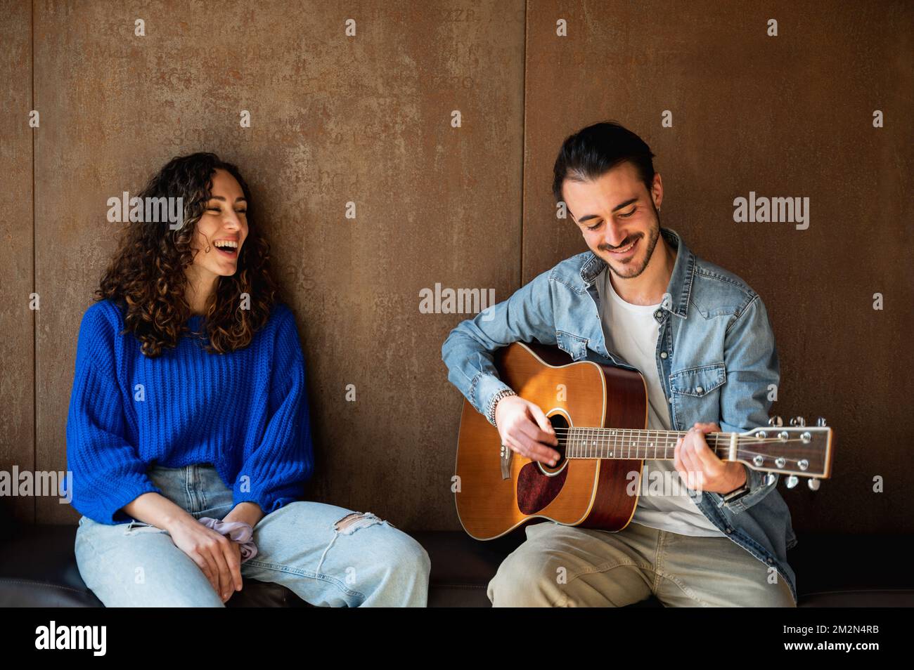 Couple playing guitar singing hi-res stock photography and images - Alamy