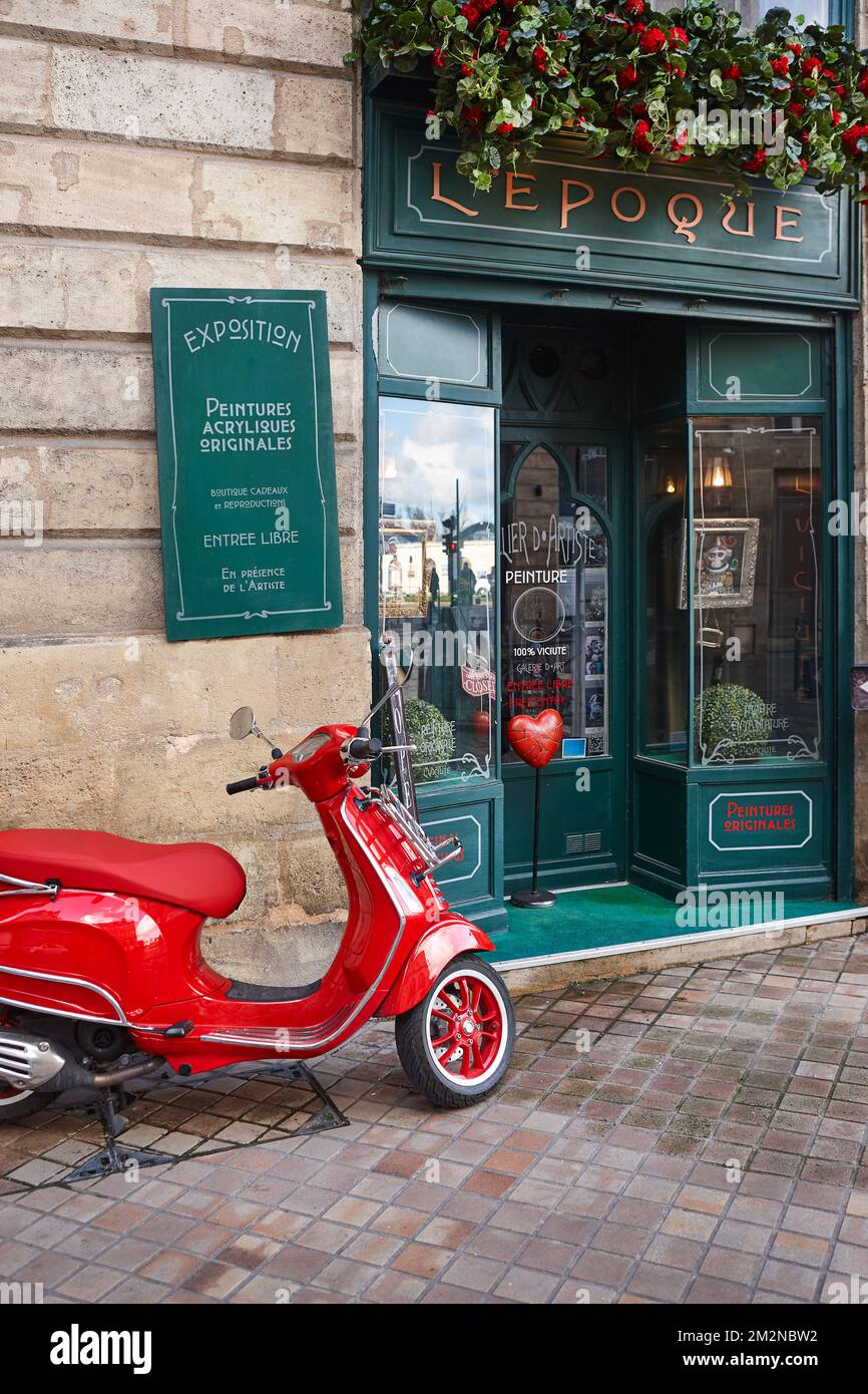 Traditional picturesque art gallery in Bordeaux old town. Aquitaine ...