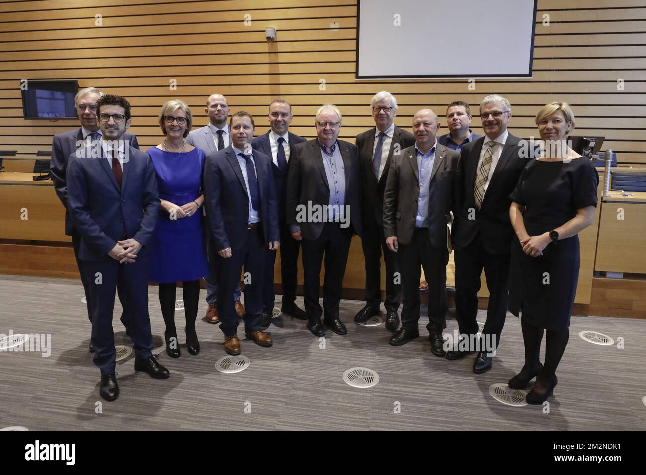 Group photo taken hi-res stock photography and images - Alamy