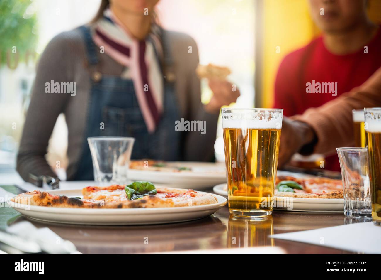 People sitting table drinking beer hi-res stock photography and images ...