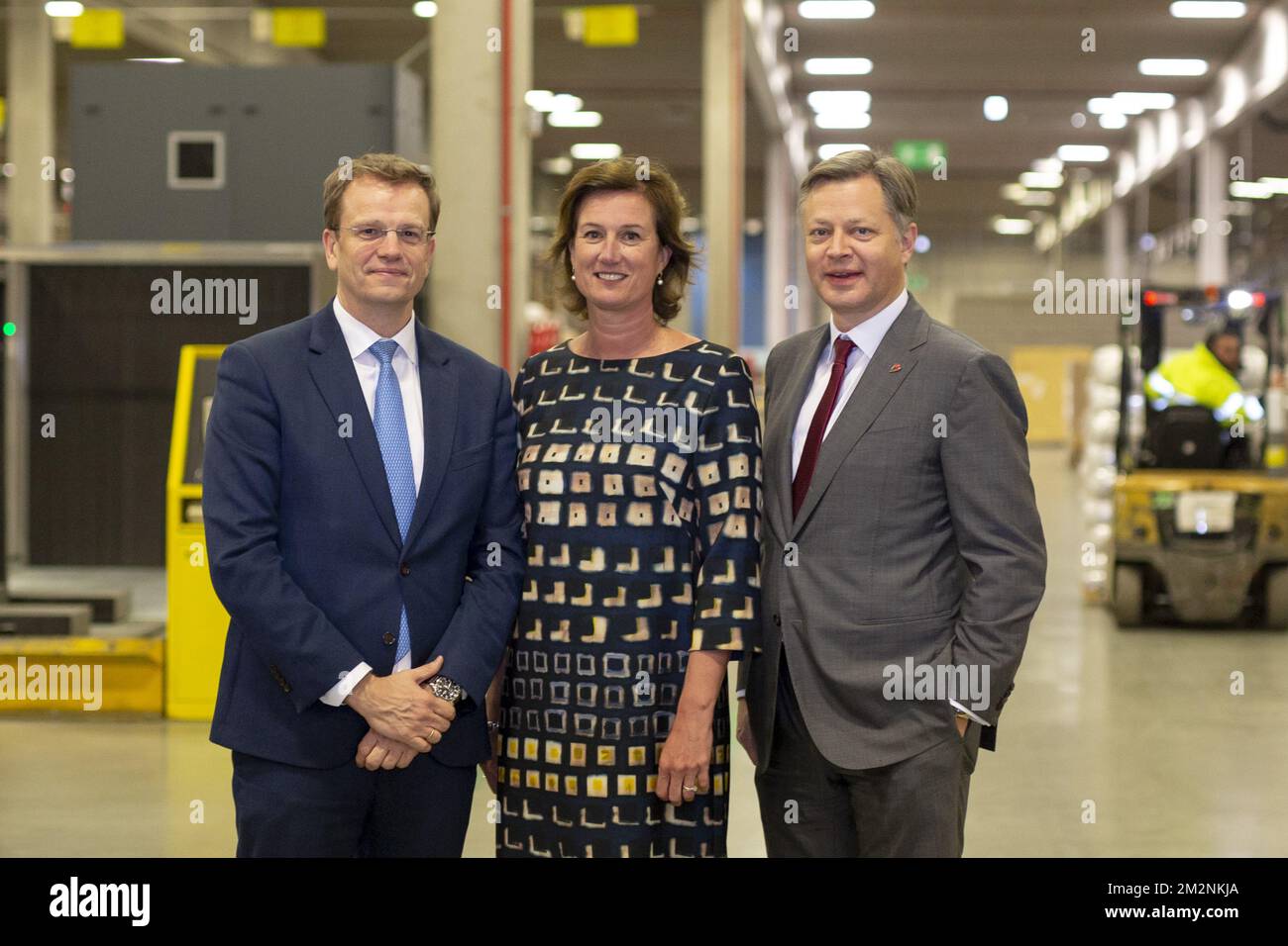 A DHL representative, Pharma.be CEO Catherine Rutten and Brussels ...