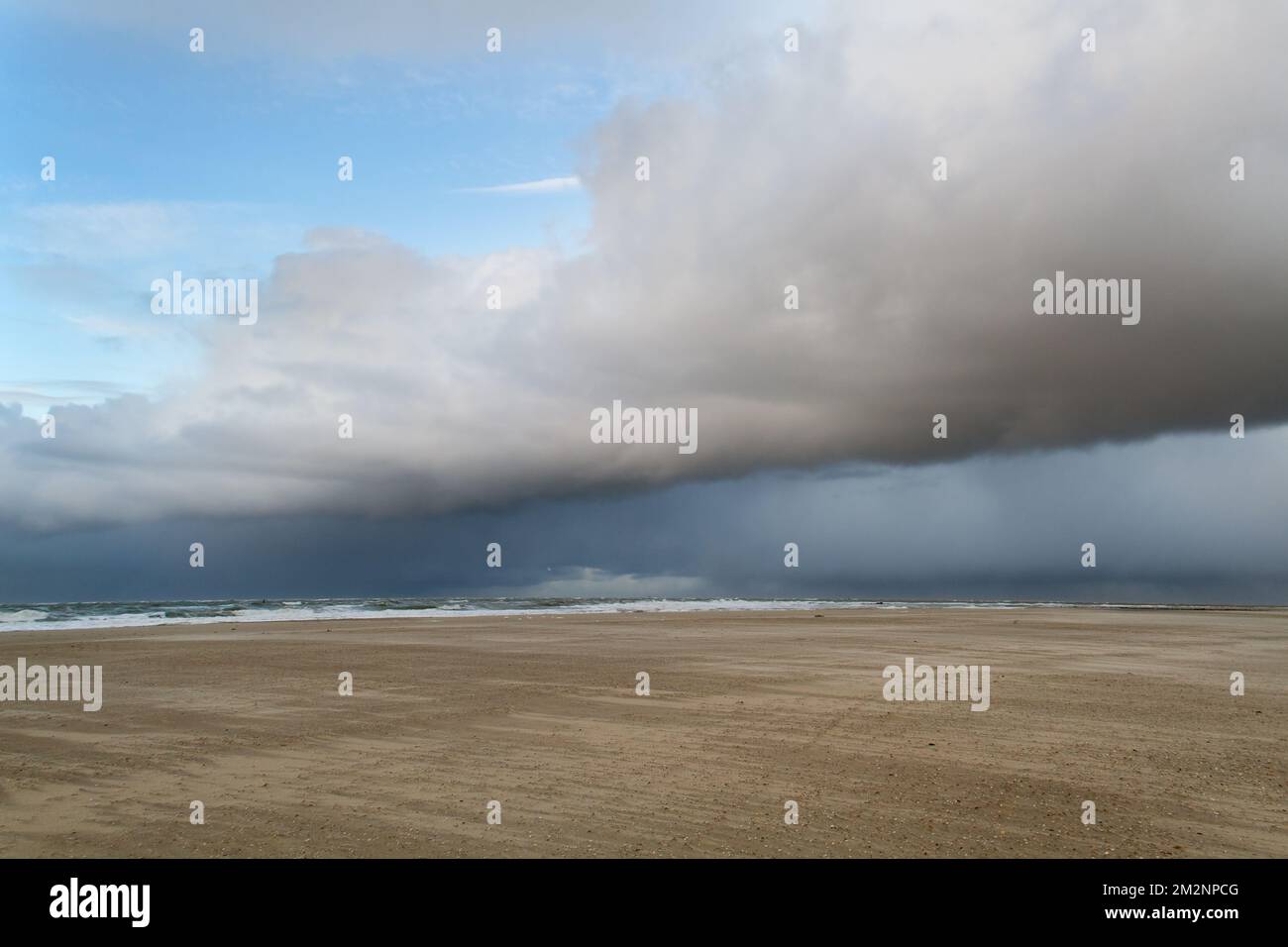 Rain front approaching over sea Stock Photo - Alamy
