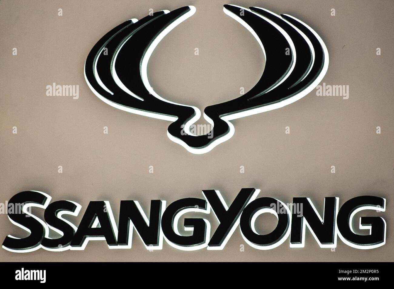 Ssangyong logo hi-res stock photography and images - Alamy