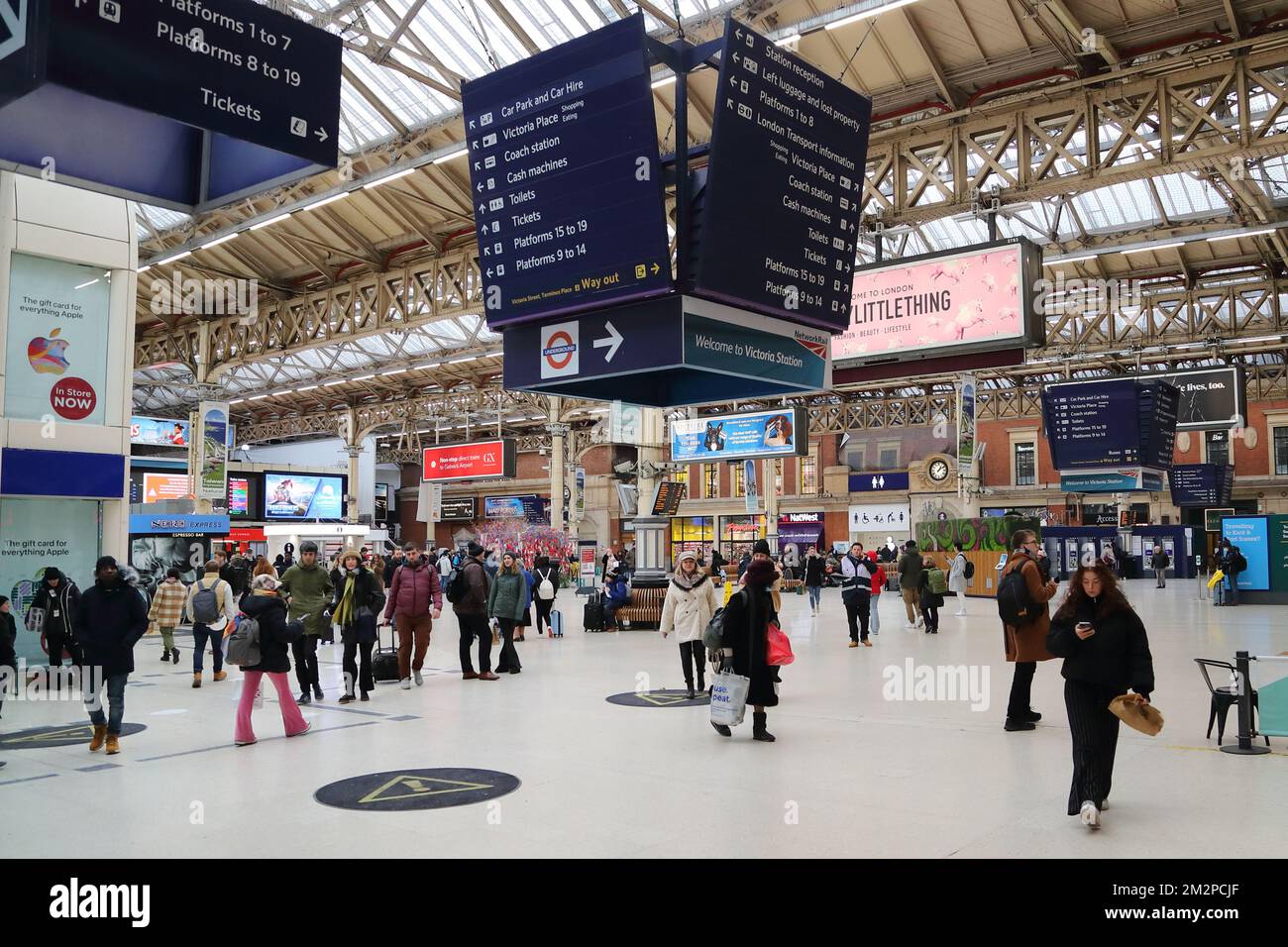 London victoria station interior hi-res stock photography and images ...