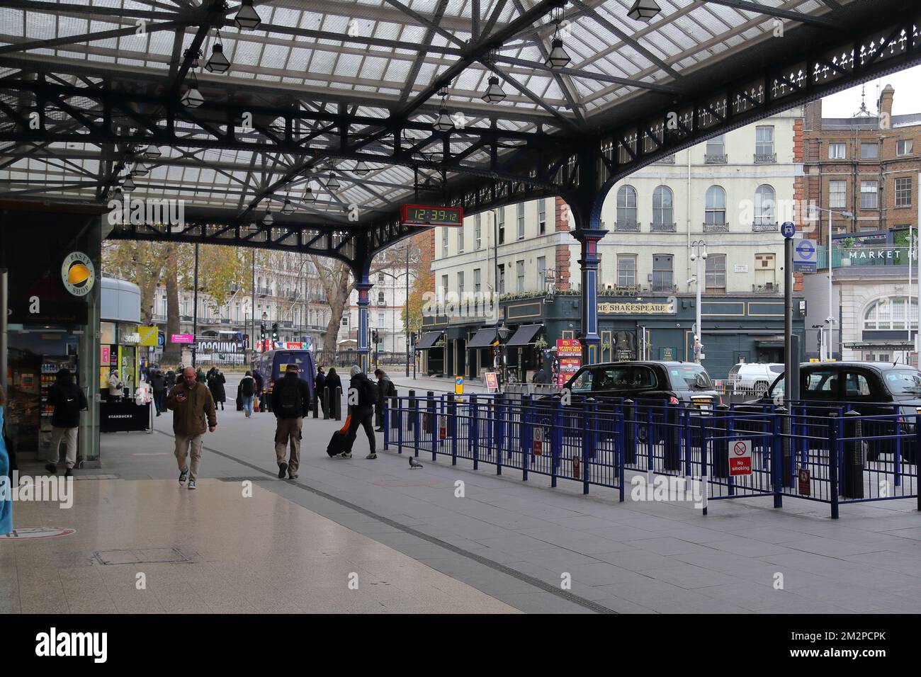 Taxi rank at Victoria Station, London, UK Stock Photo - Alamy