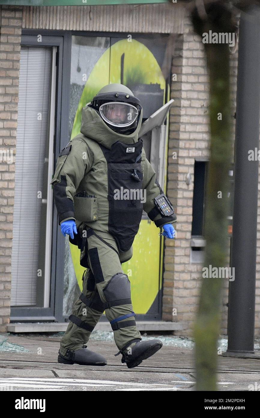 Someone of the DOVO - SEDEE, the mine clearance service of Belgian ...