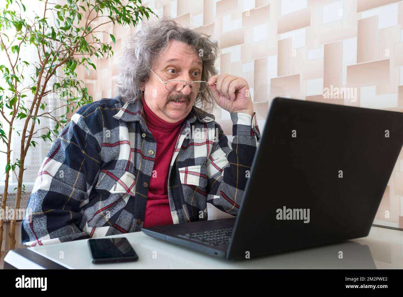 Grandpa with glasses hi-res stock photography and images - Alamy