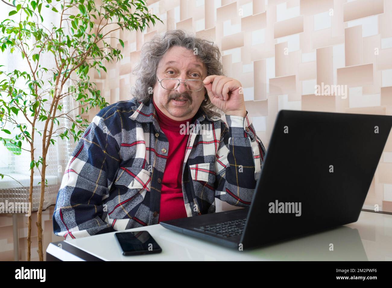 Grandpa with glasses hi-res stock photography and images - Alamy
