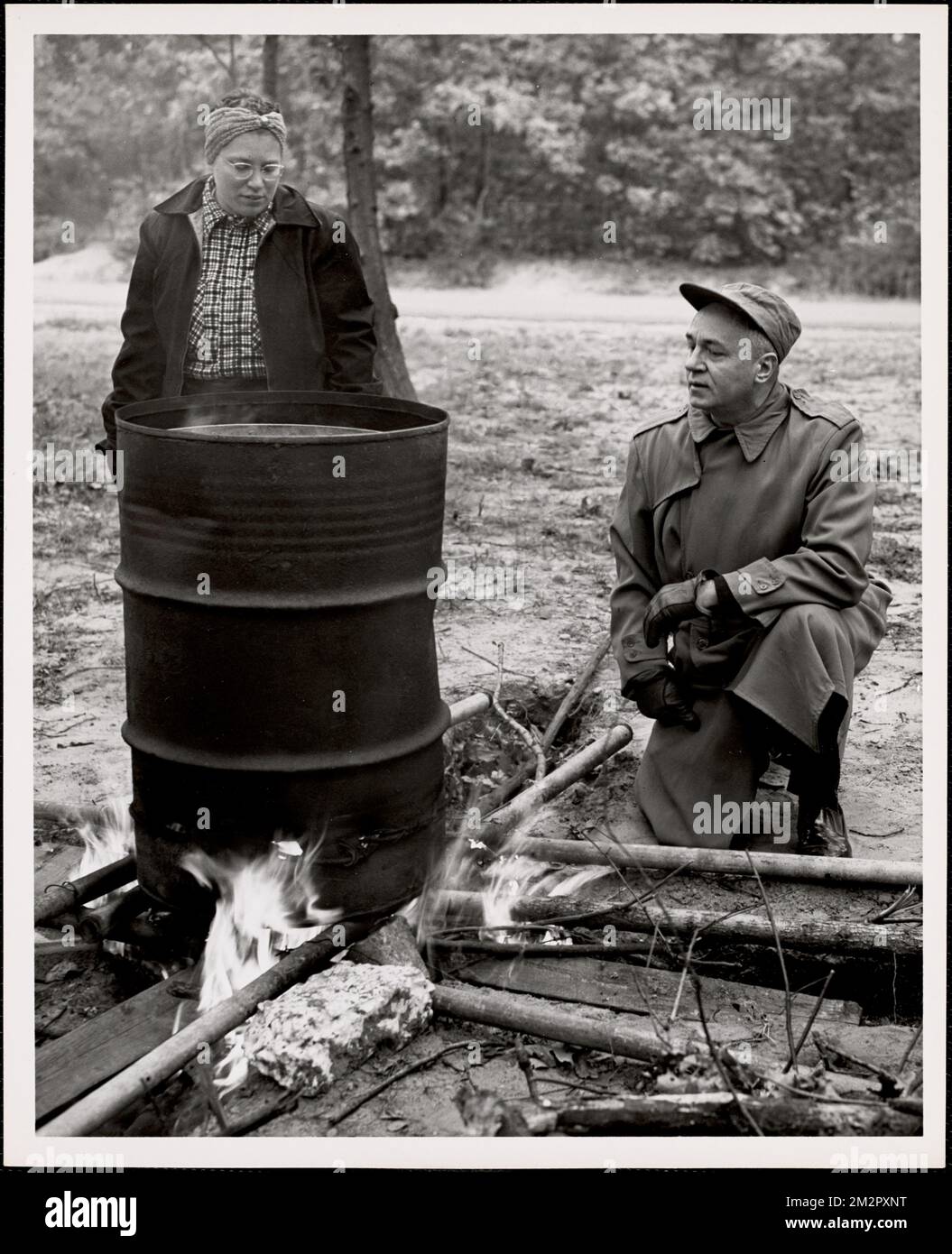 American soldiers feeding hi-res stock photography and images - Alamy
