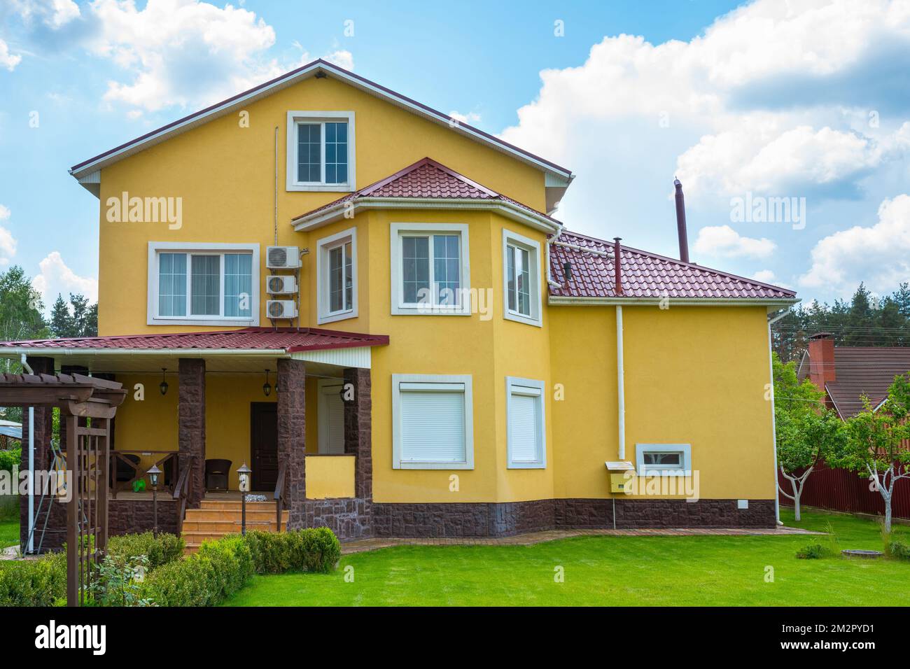 Backyard house with large garden on a sunny day Stock Photo - Alamy