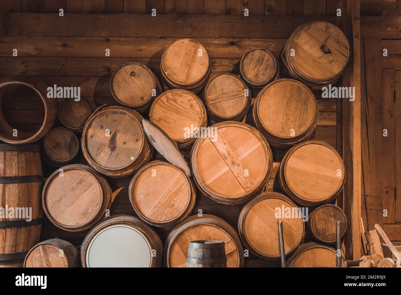 Large wooden timber barn hi-res stock photography and images - Alamy