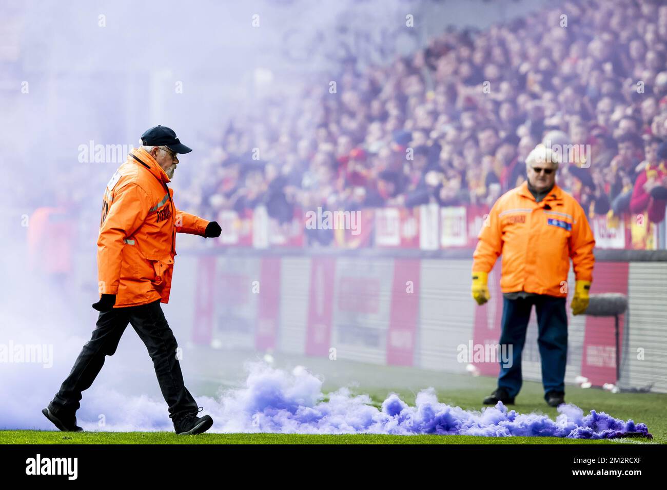 Smoke bomb football hi-res stock photography and images - Alamy