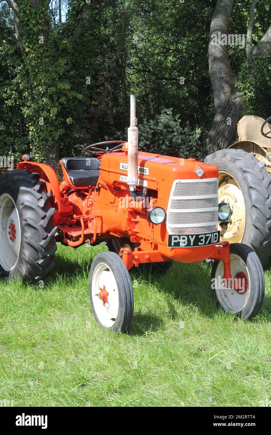 Vintage green tractors farm hi-res stock photography and images - Alamy