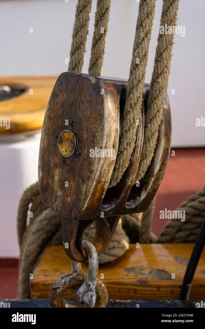 Ropes and pulley hi-res stock photography and images - Alamy