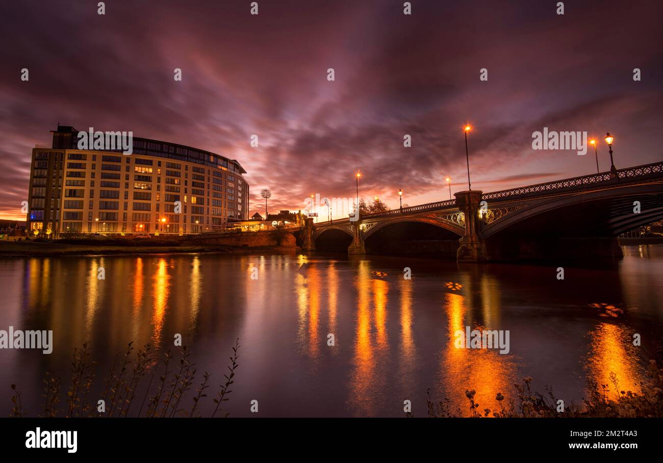 Winter sunrise on the River Trent at Trent Bridge, Nottingham ...