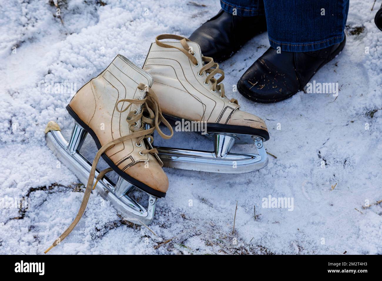 Welnet, England. 14 December, 2022. A fen skater on Welney Wash in ...