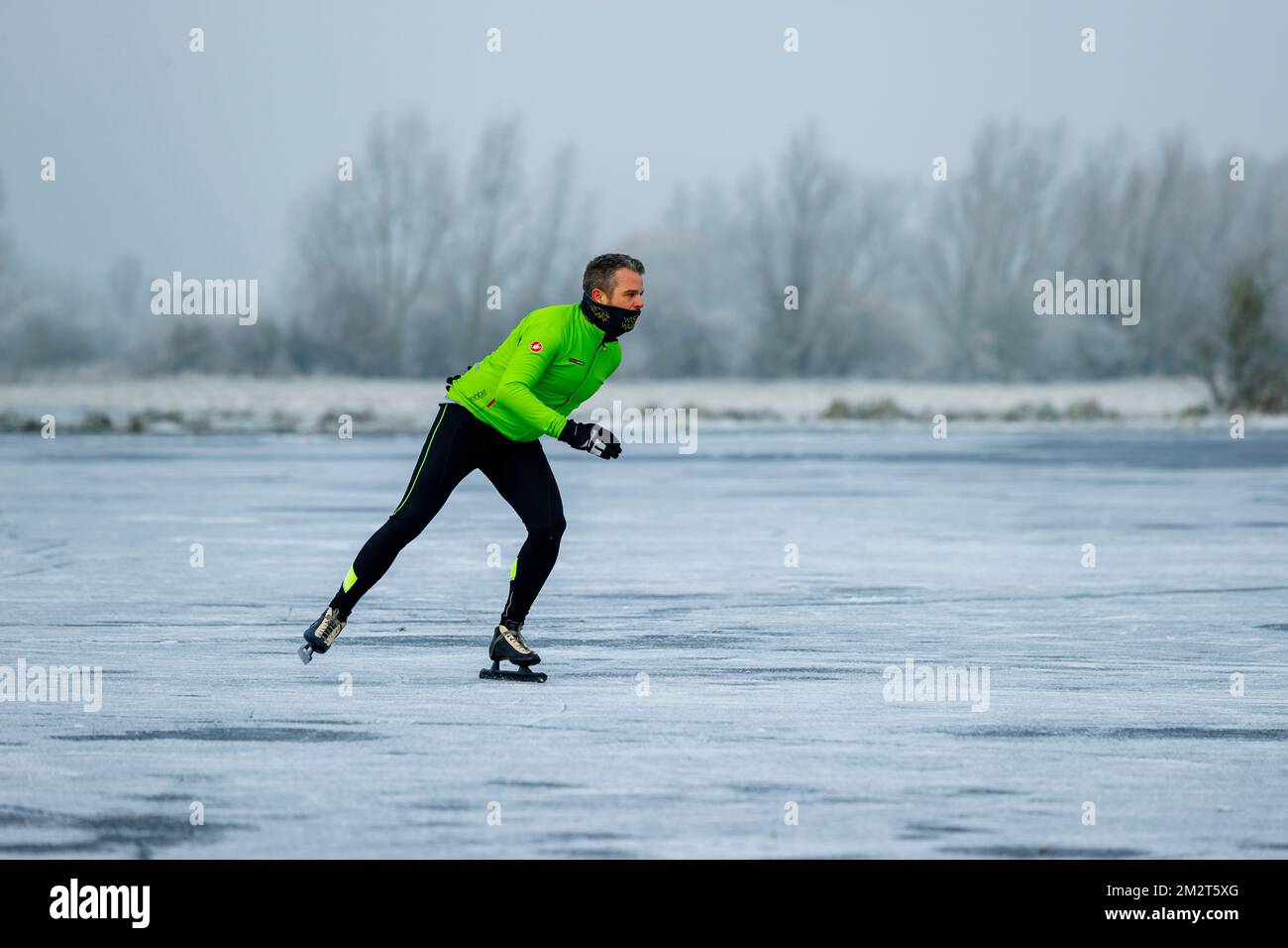 Welnet, England. 14 December, 2022. A fen skater on Welney Wash in ...