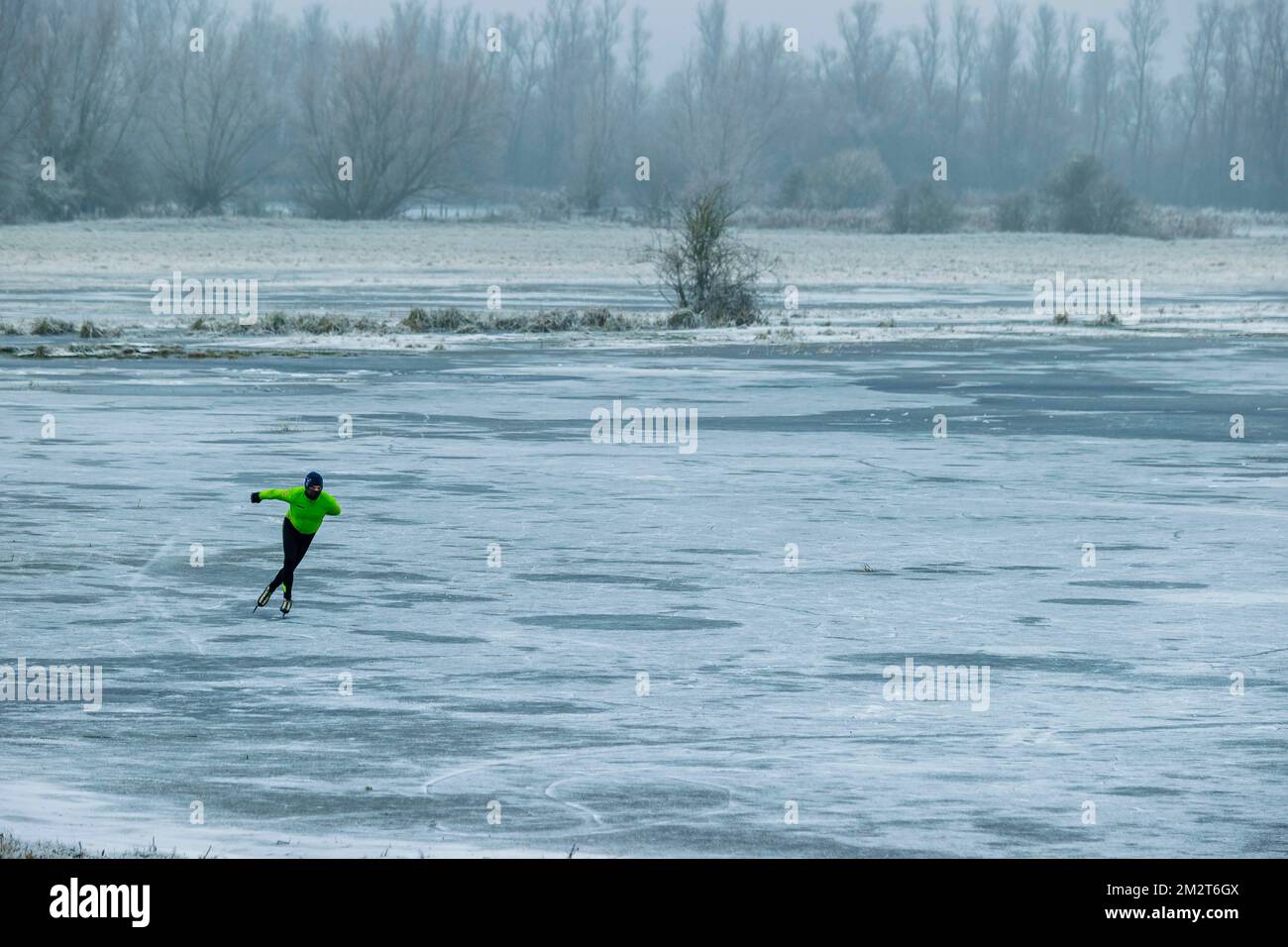 Welnet, England. 14 December, 2022. A fen skater on Welney Wash in ...
