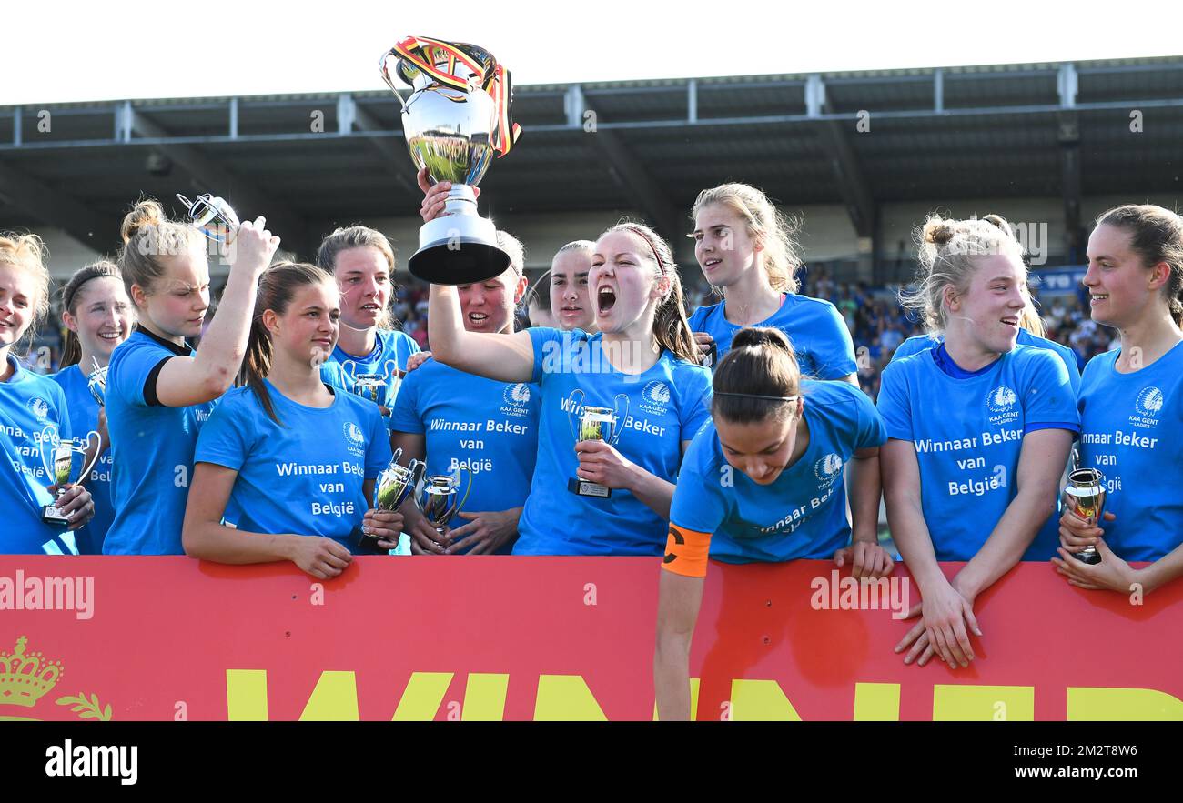 Gent's Elien Van Wynendaele and Gent's players celebrate after winning ...