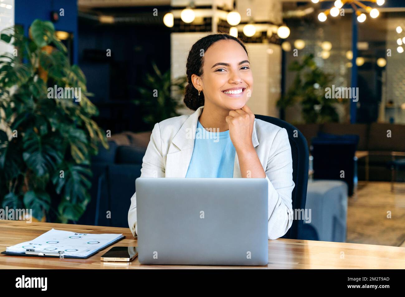 Sitting at a desk with laptop hi-res stock photography and images - Alamy
