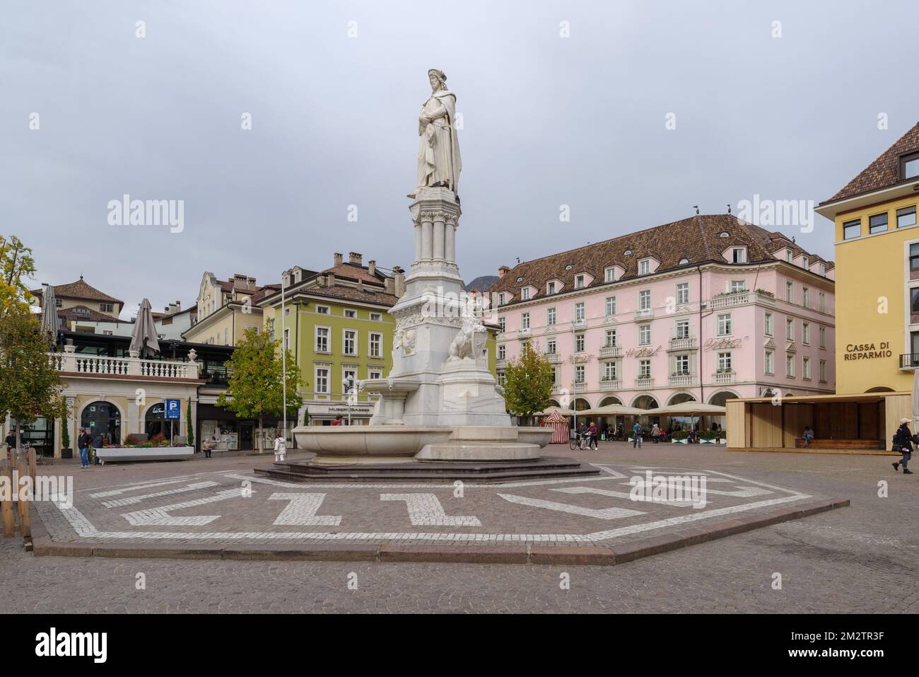 Walter square and the statue of "Walter von der Vogelweide" in Bolzano ...