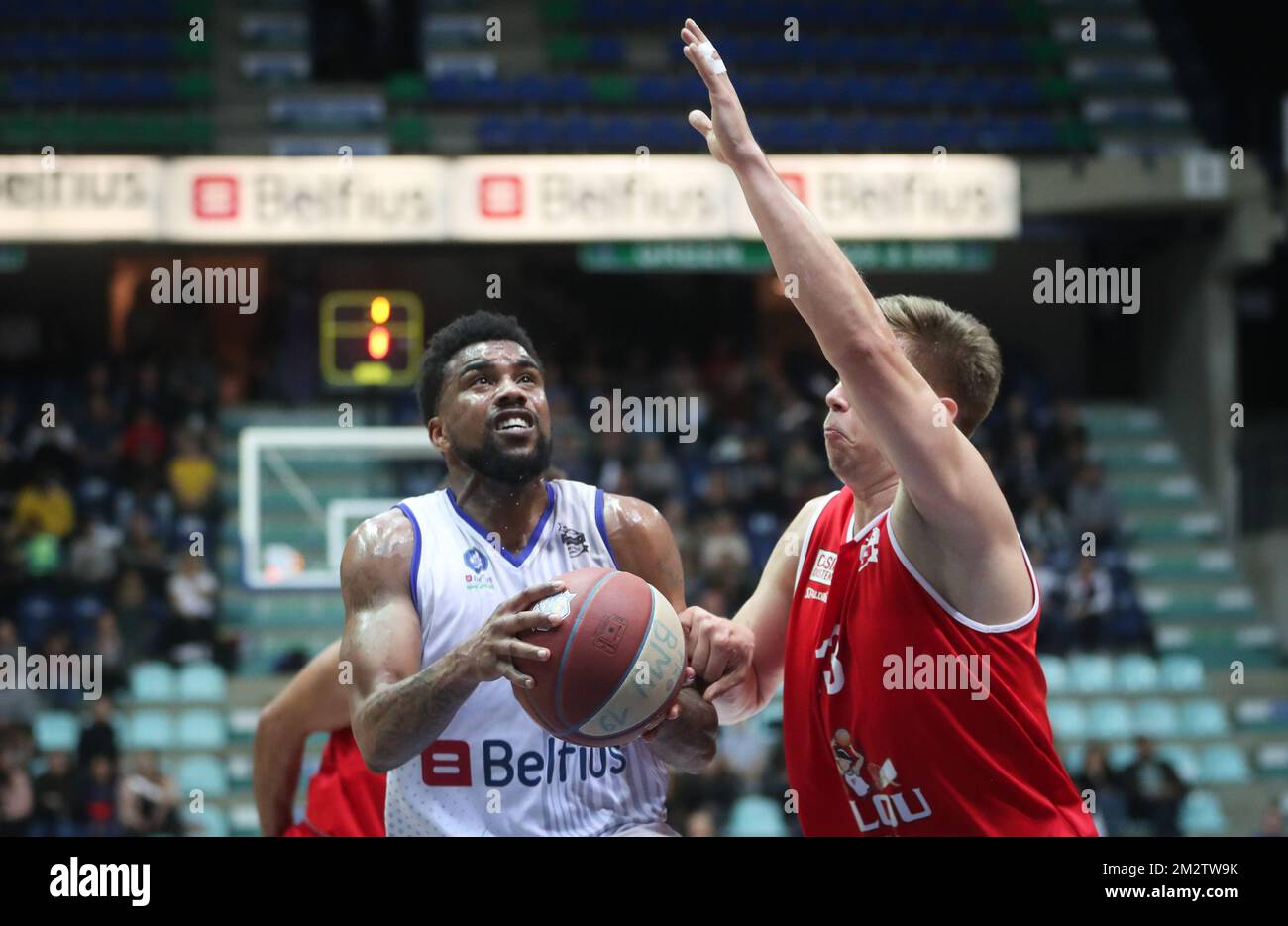 Mons' Chris Jones and Oostende's Yannick Desiron fight for the ball ...